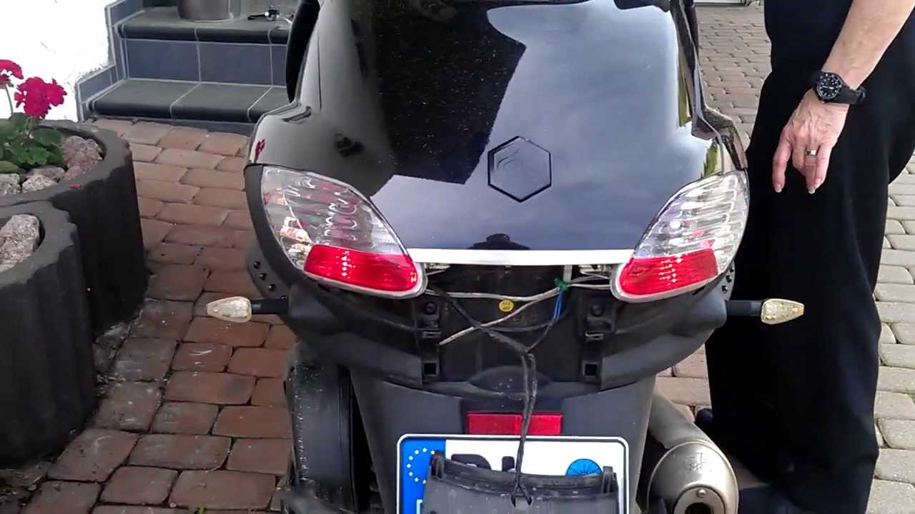Piaggio MP3 LED Bremslichter + Blinker - YouTube