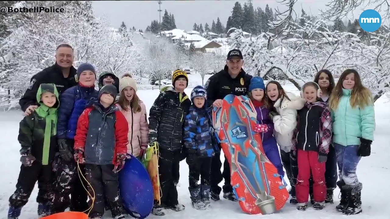 Police in Bothell, Washington go sledding with kids on a snow day - YouTube
