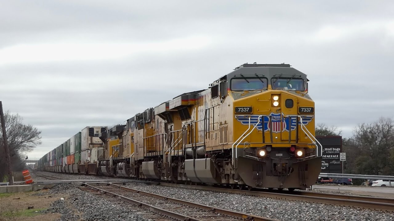 UP 7337 w/ Nice K3HL Leads Long Northbound Stack Intermodal Train In Buda, Texas on 2/11/24 ...