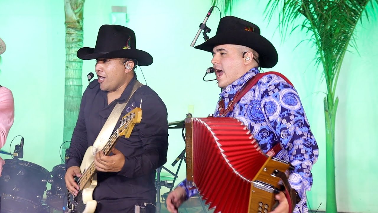 Los Tercos Ft. Carlos y Jose Jr. - El Mujeriego (en vivo) - YouTube