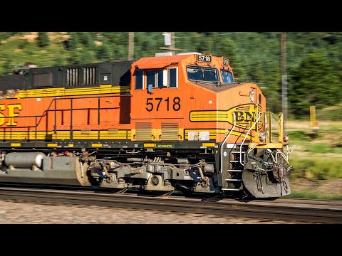BNSF 5718 (H2 ES44AC Unit) Leads BNSF Local. - YouTube