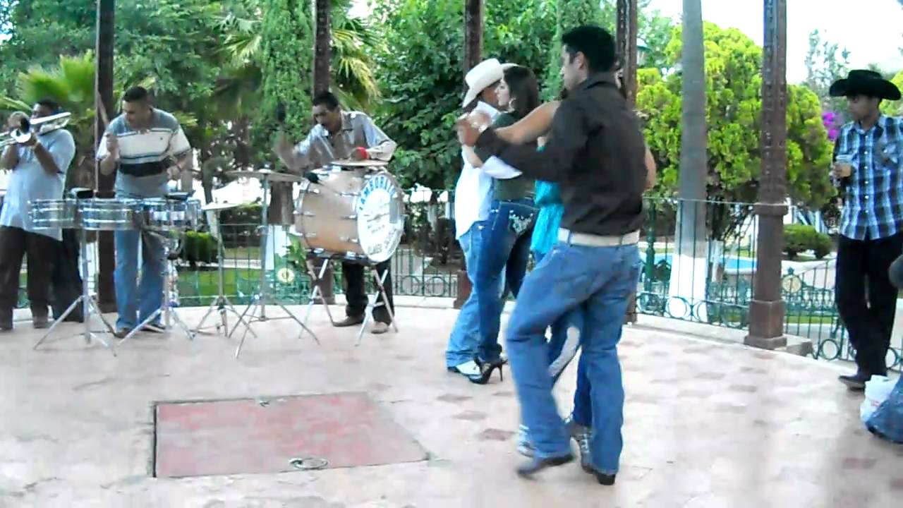 Bailando Tamborazo en el Kiosko (Zacatecas) - YouTube