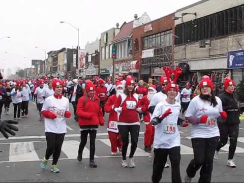 The 5K Holly Jolly Fun Run in Downtown Toronto - YouTube