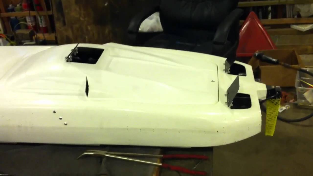 72" Interceptor Catamaran RC Hatch test - YouTube