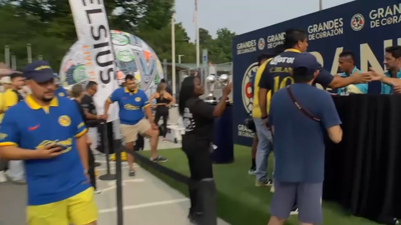 Fans enjoy meet-and-greet sessions with some stars of soccer - YouTube