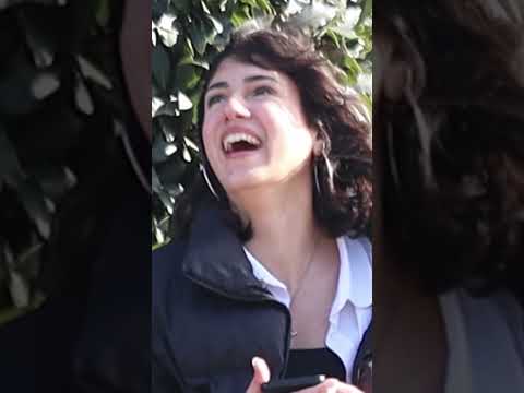 GÜZEL KIZA OMUZDA UYUMA ŞAKASI YAPARAK TAVLAMAK - ABSÜRT KOMİK ŞAKA