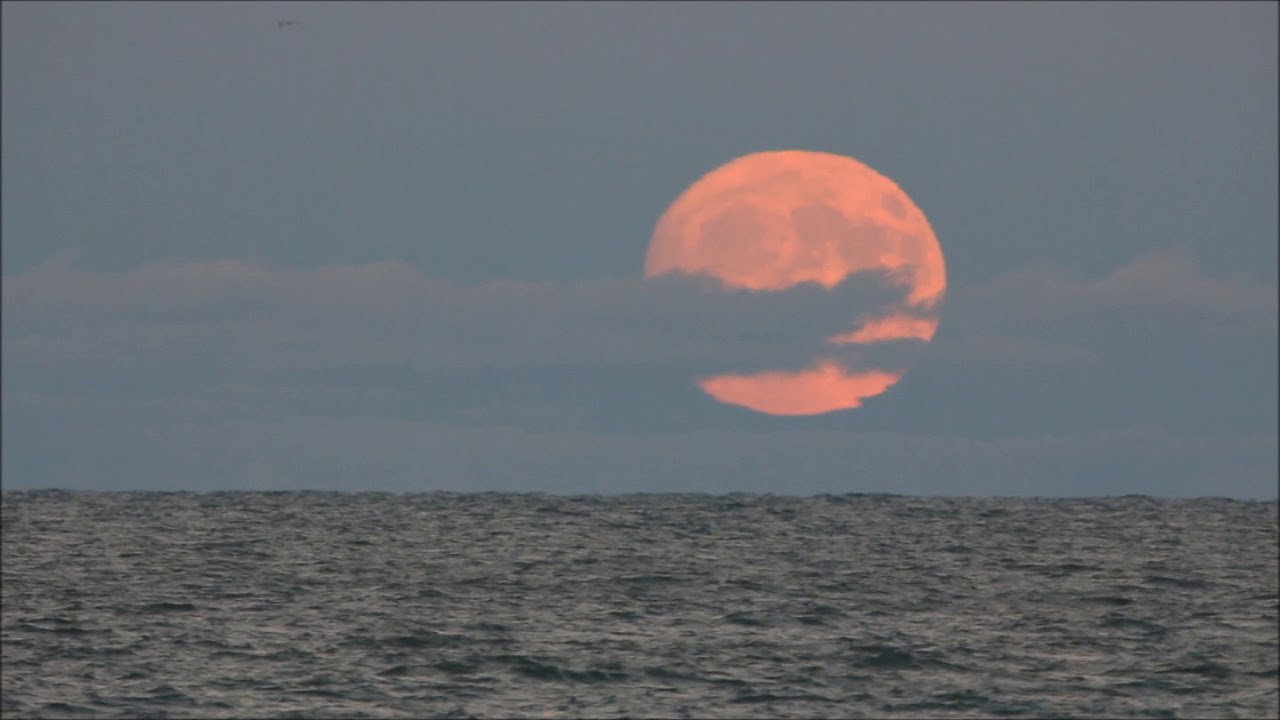 Harvest moon over Lake Michigan 2018 - YouTube