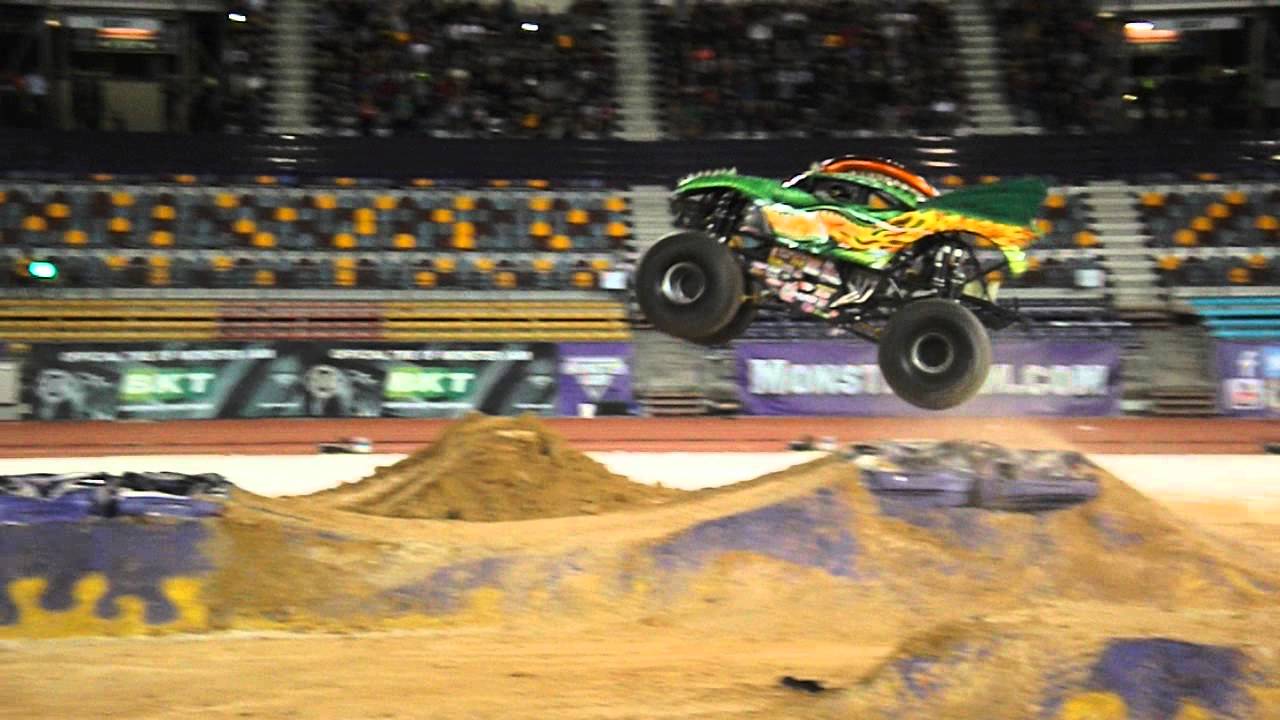 Monster Jam - Dragon Freestyle in Brisbane - YouTube