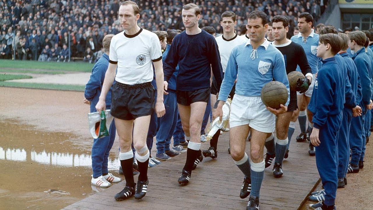 The art of vintage football (1965) - YouTube