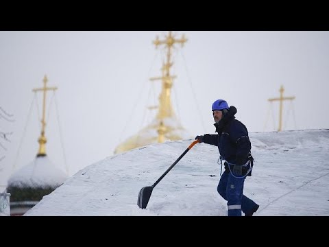 Record snowfall blankets Moscow
