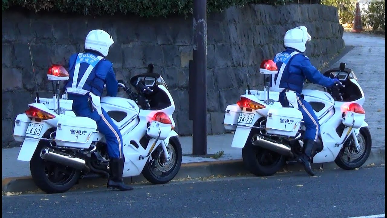 交機 白バイ 二台同時緊急走行!! 違反者取締の様子 [HD] Japan police motorcycle emergency ...