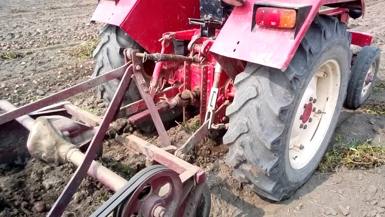Potato Digger Machine Demonstration in (PUNJAB) India - YouTube