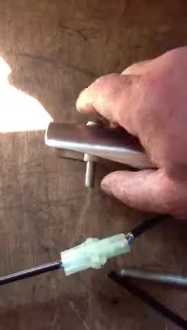 Montaż drążka w maszynie do czyszczenia obuwia Cosmo Plus firmy HEUTE ...