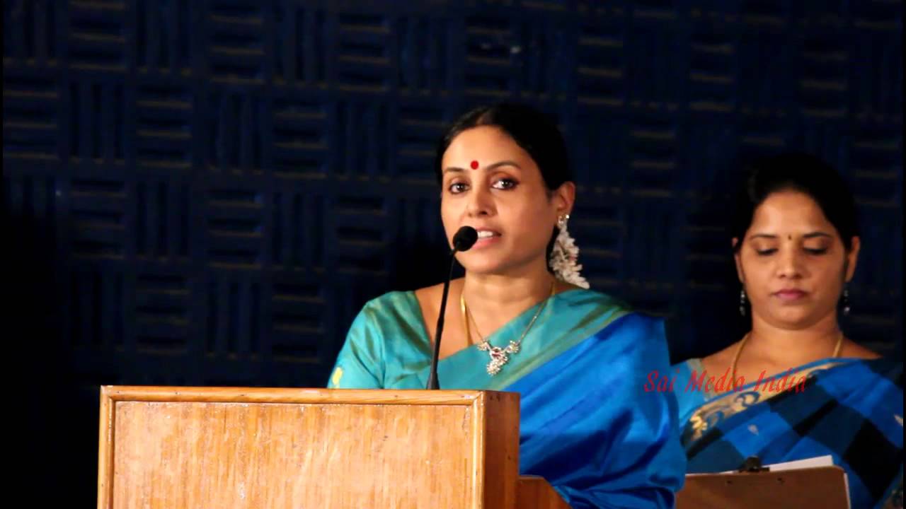 Saranya Ponvannan speaks at Director Rasu Madhuravan's Sogusu Perundhu ...