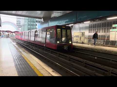 DLR B2K stock arrives into Heron Quays bound for Lewisham - YouTube