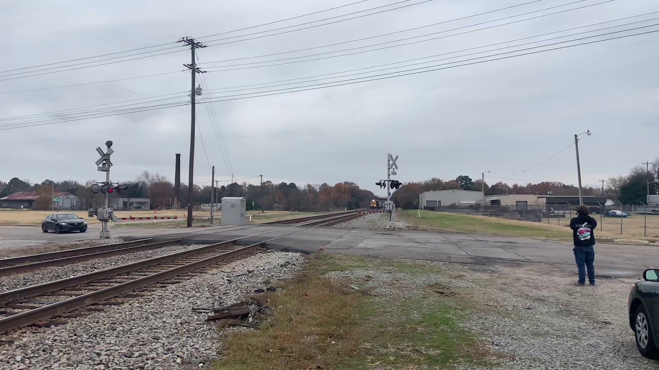 Q470 With a rebuilt SD70MAC with the throttle open racing to Rocky ...