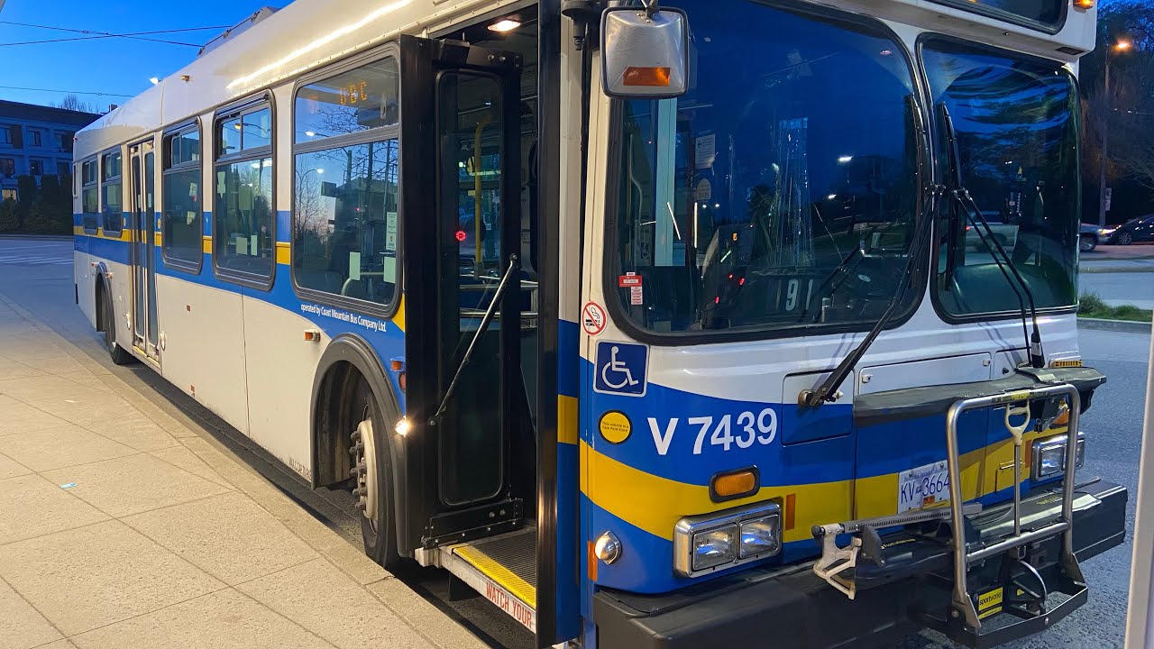 Vancouver Translink 2001 New Flyer D40LF V7439 on 33 UBC - YouTube