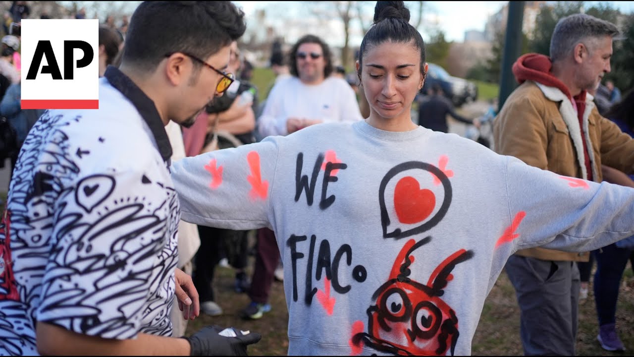 Flaco the owl honored by fans in New York City - YouTube