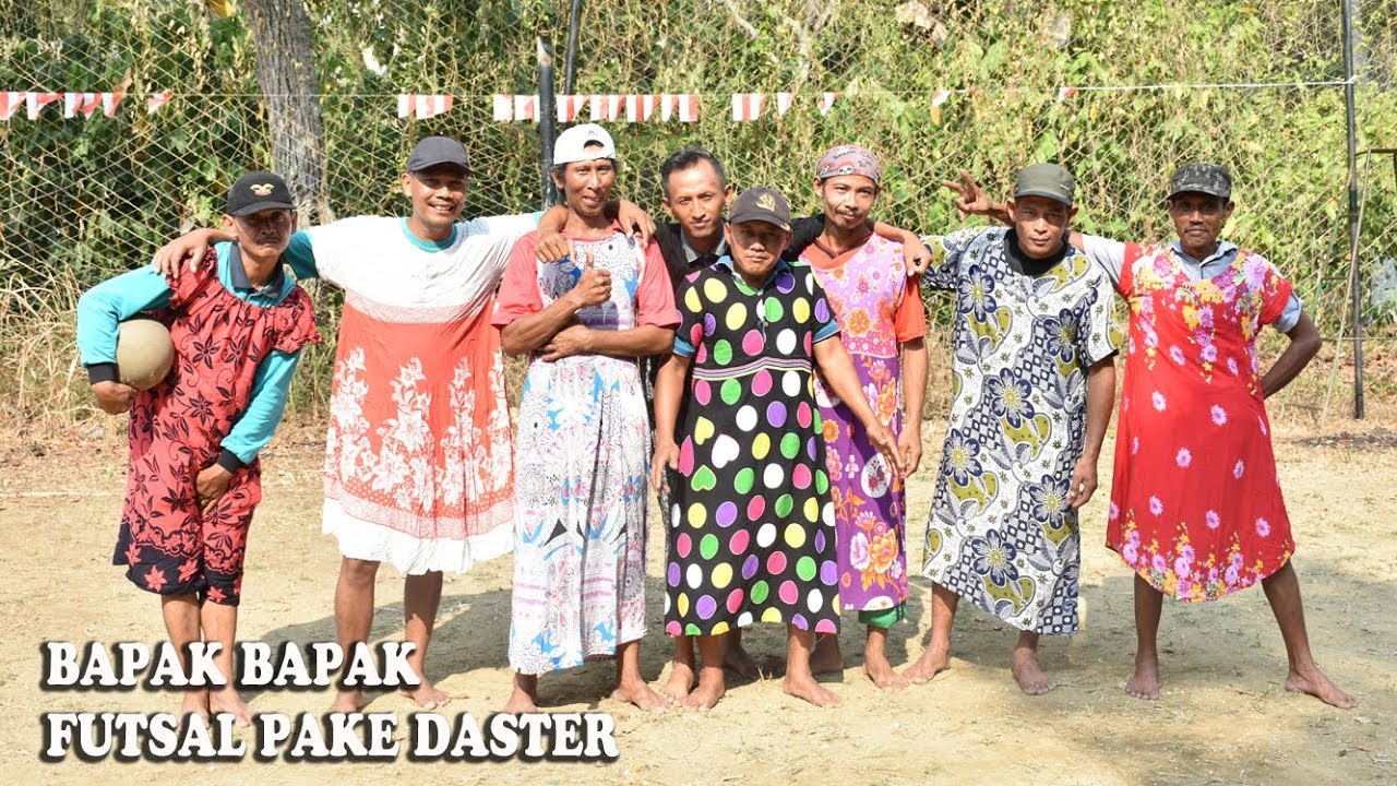 BAPAK BAPAK PAKAI DASTER LOMBA 17 AGUSTUSAN // SEPAK BOLA - YouTube