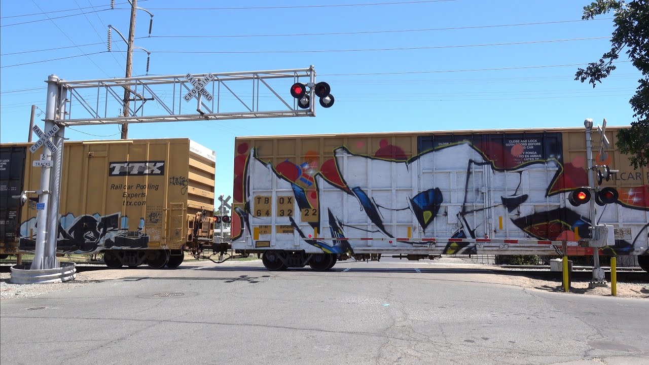 BUGX EX-CN 1568 Leads CCT Lodi Flyer Local, Flora St. Railroad Crossing ...