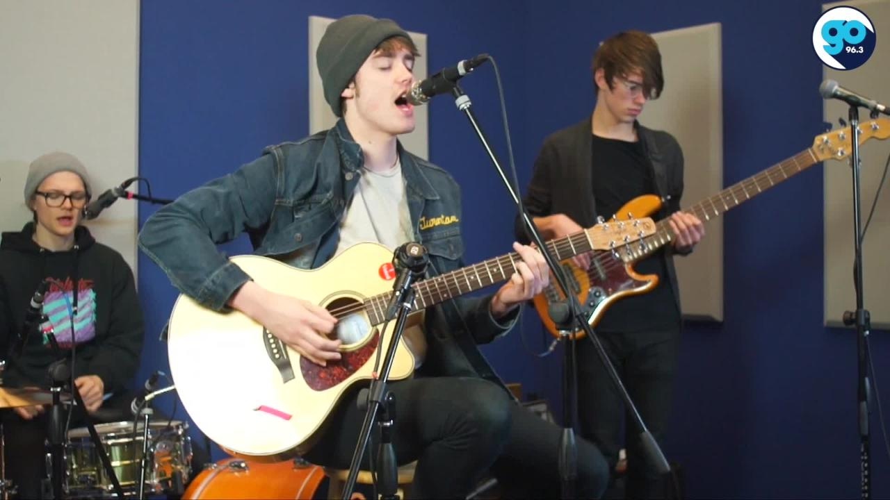 HIPPO CAMPUS "SIMPLE SEASON" LIVE IN THE GO GARAGE - YouTube