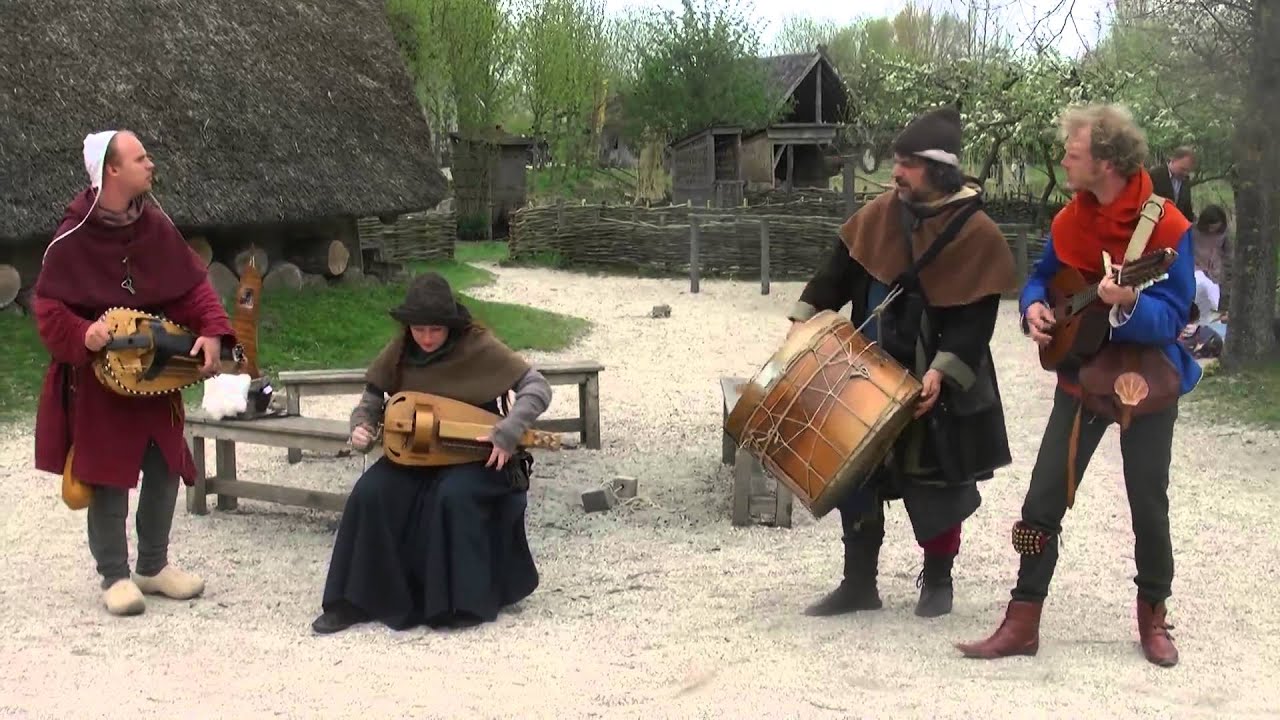 Medieval Music, "The horse dance" - YouTube