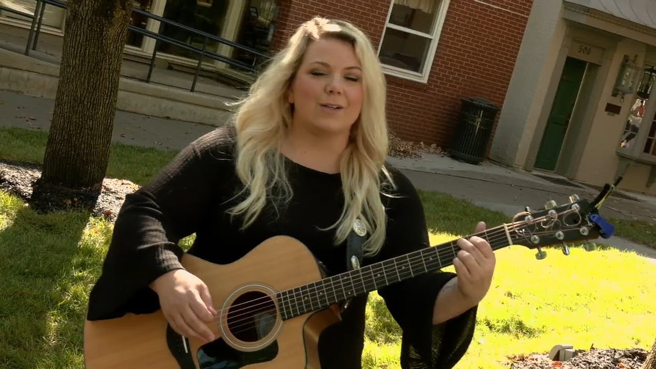 Kentucky 911 dispatcher moonlights as a country music singer - YouTube