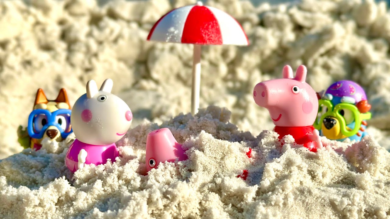 Bluey & Peppa Pig Beach Day - YouTube