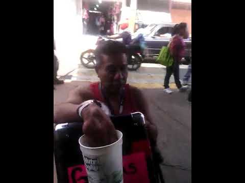 Hombre en silla de ruedas canta como Juan Gabriel