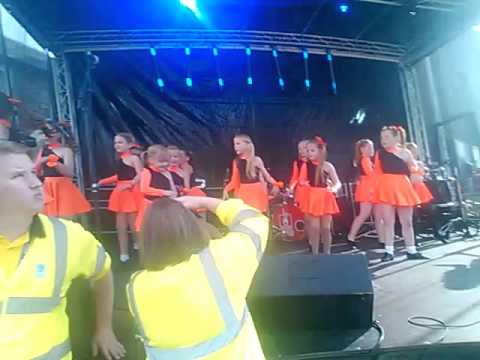Dancing video from kinross grand street party - YouTube