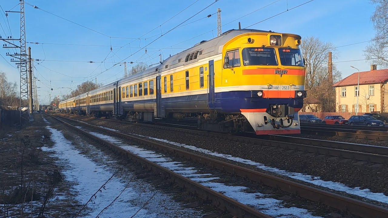 [ViVi] DR1A-210 & DR1AM-252 Passes by (Zasulauks) - YouTube