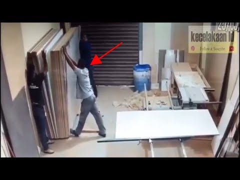 Lihat !! Tak Kuat Menahan Pria Ini Tertimpah Papan Berat