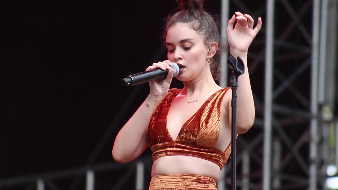 Sabrina Claudio at Made In America 2018 - YouTube