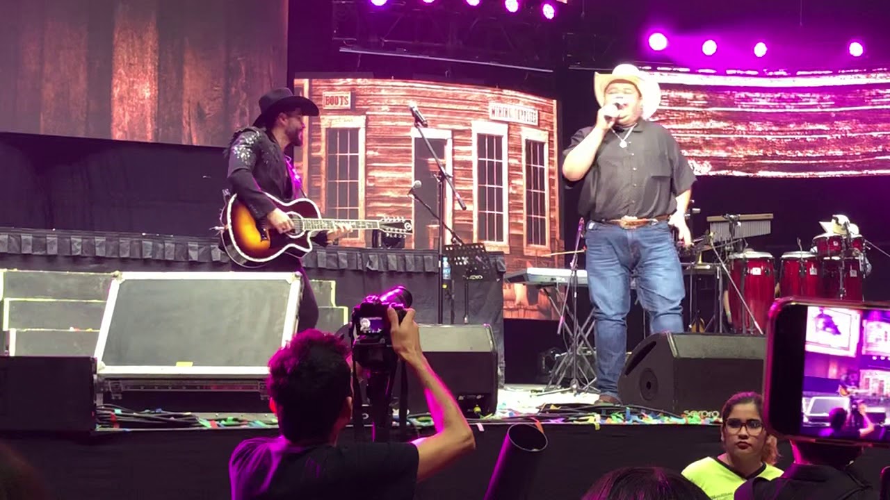 Raulito navaira /la leyenda arena Monterrey - YouTube