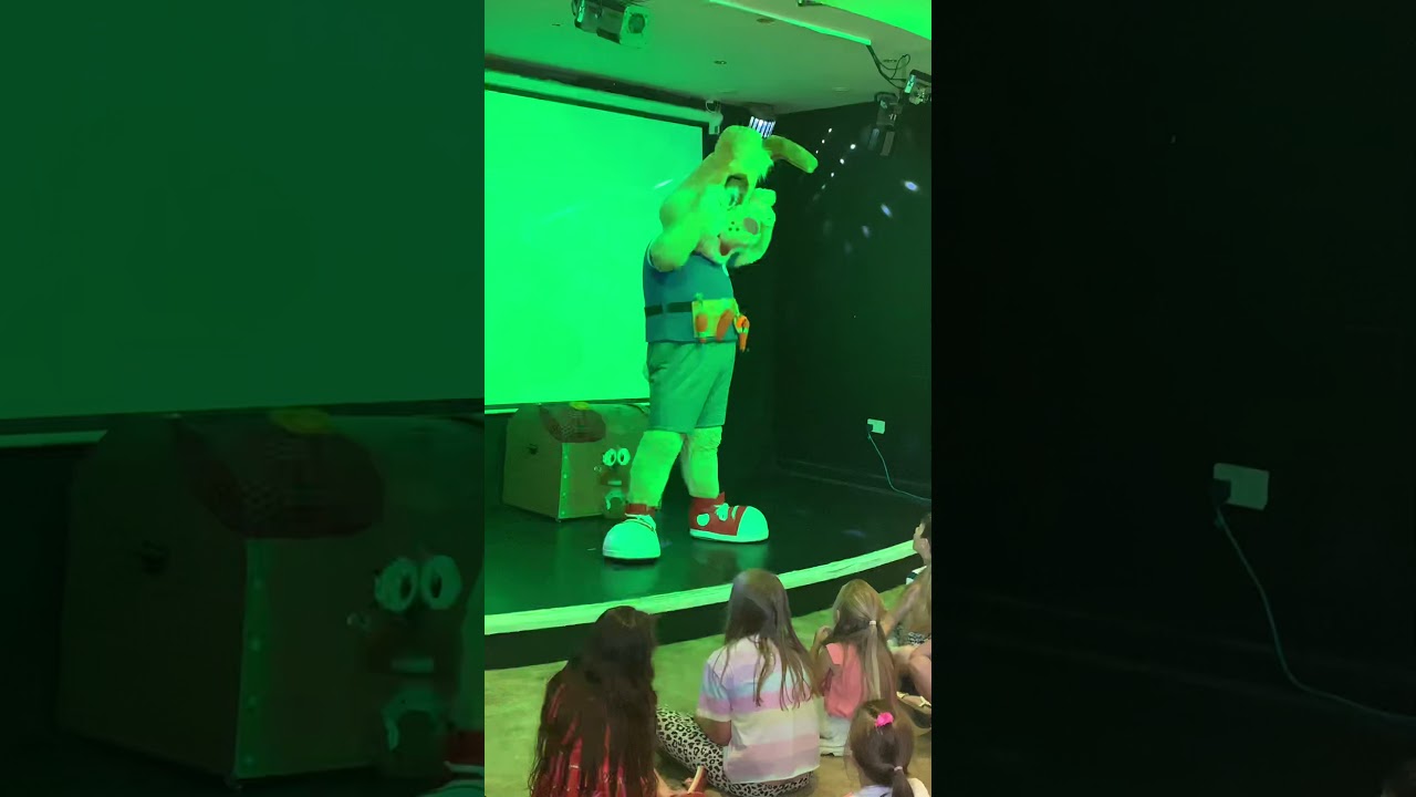 STARLAND KREW SPARKY sings at Parkdean Holywell Bay singing somebody to ...