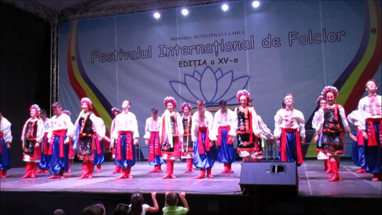Ansamblul din Ucraina prezent la Festivalul Nufarul alb - YouTube
