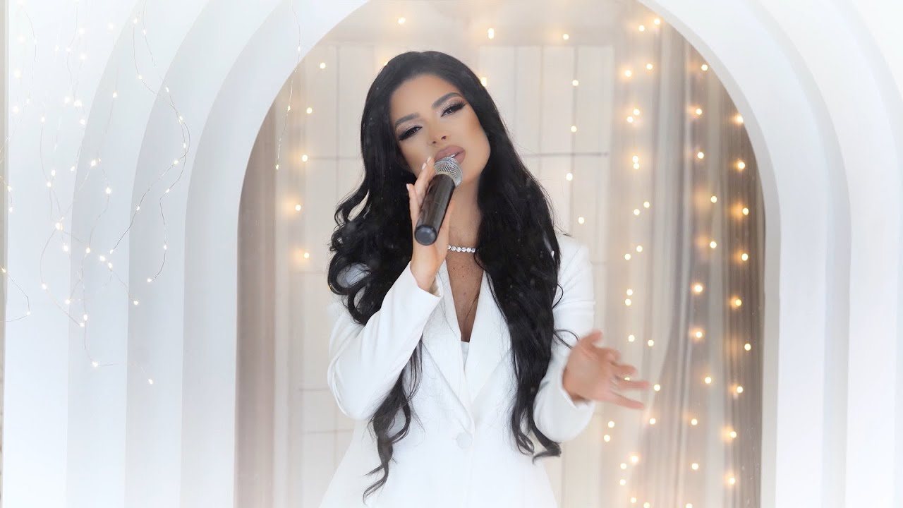 Alexandra Rus - Cantece de Craciun | Colinde Romanesti - YouTube