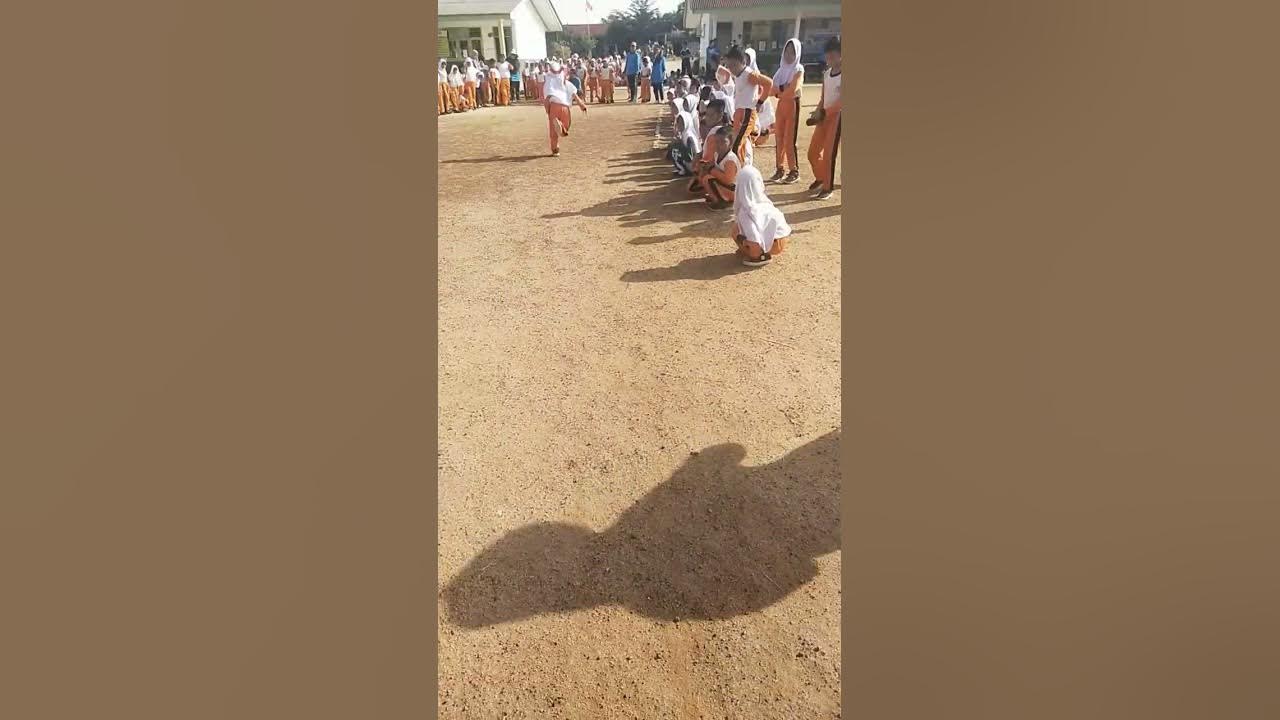 Lomba ketangkasan Estafet Bola kelas 3A VS 2A Part 1 (3A the winner ...