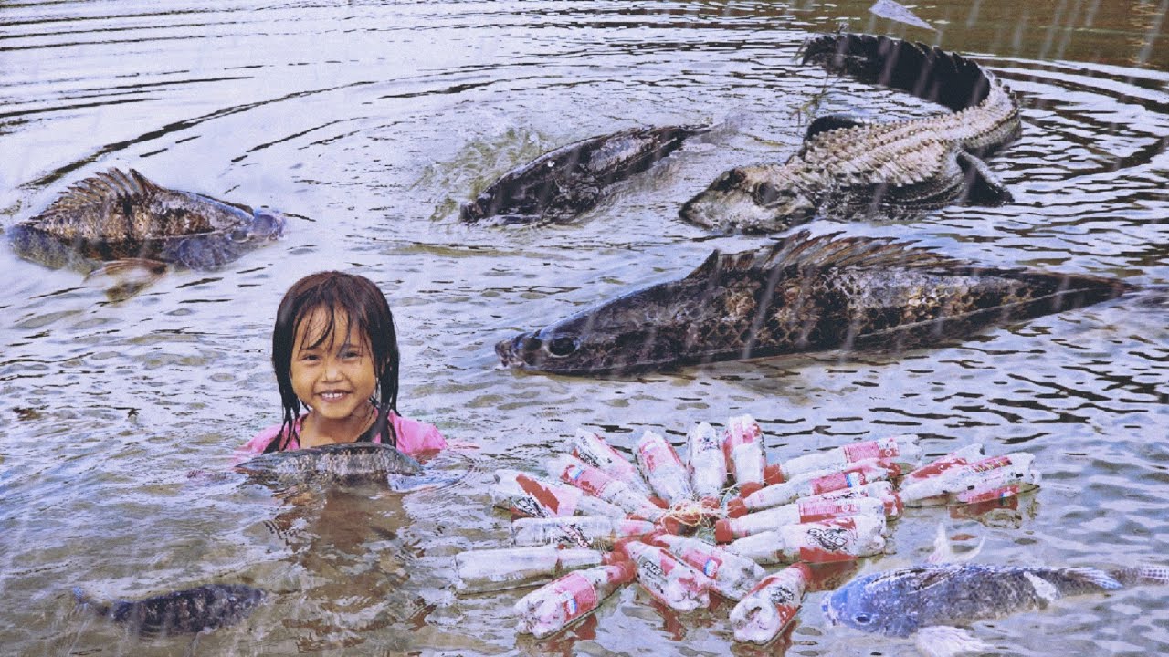 The Poor Girl Alone Sets Fish Hook Trap, Catches Huge Fish in Swamp ...