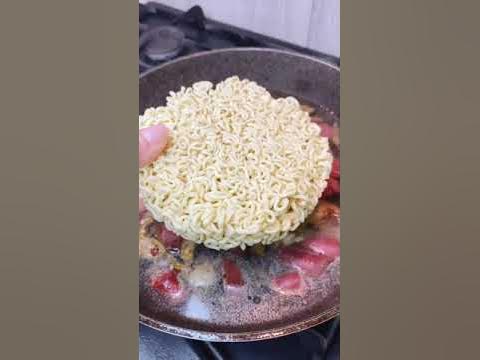 Корейская сырная лапша Шин РАМЕН с копчеными колбасками и кимчи ...