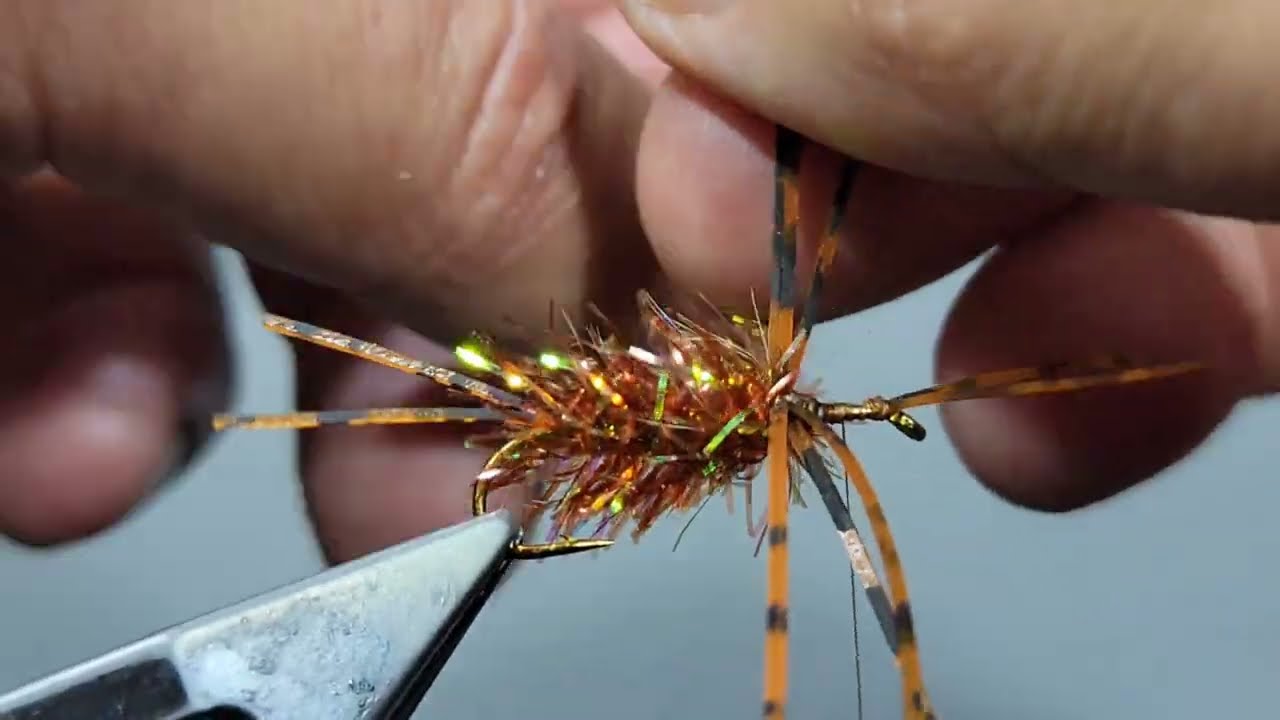 How to tie the Ugly Pat's Girdle Bug Rubber Legs (with some sparkle ...