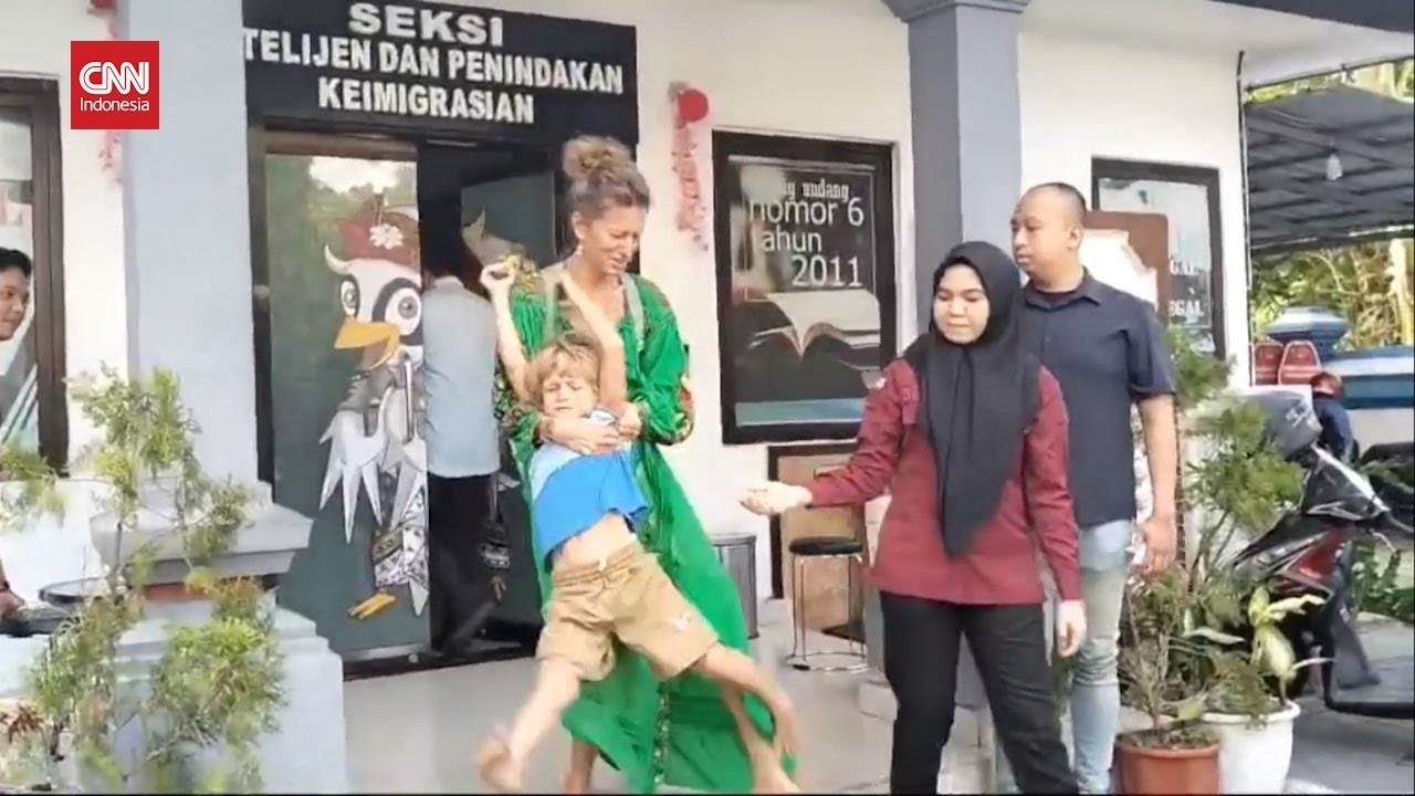 Dideportasi, Si Kocong Bocah Ukraina Viral di Medsos, Menangis - YouTube