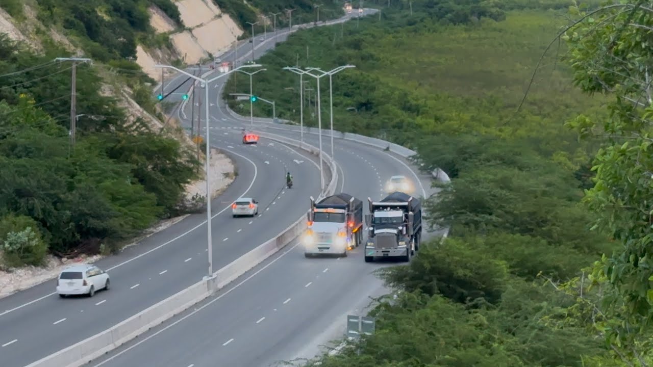 CAT VS ISX / Trucks heavily loaded navigating a steep descent S10-E1 ...