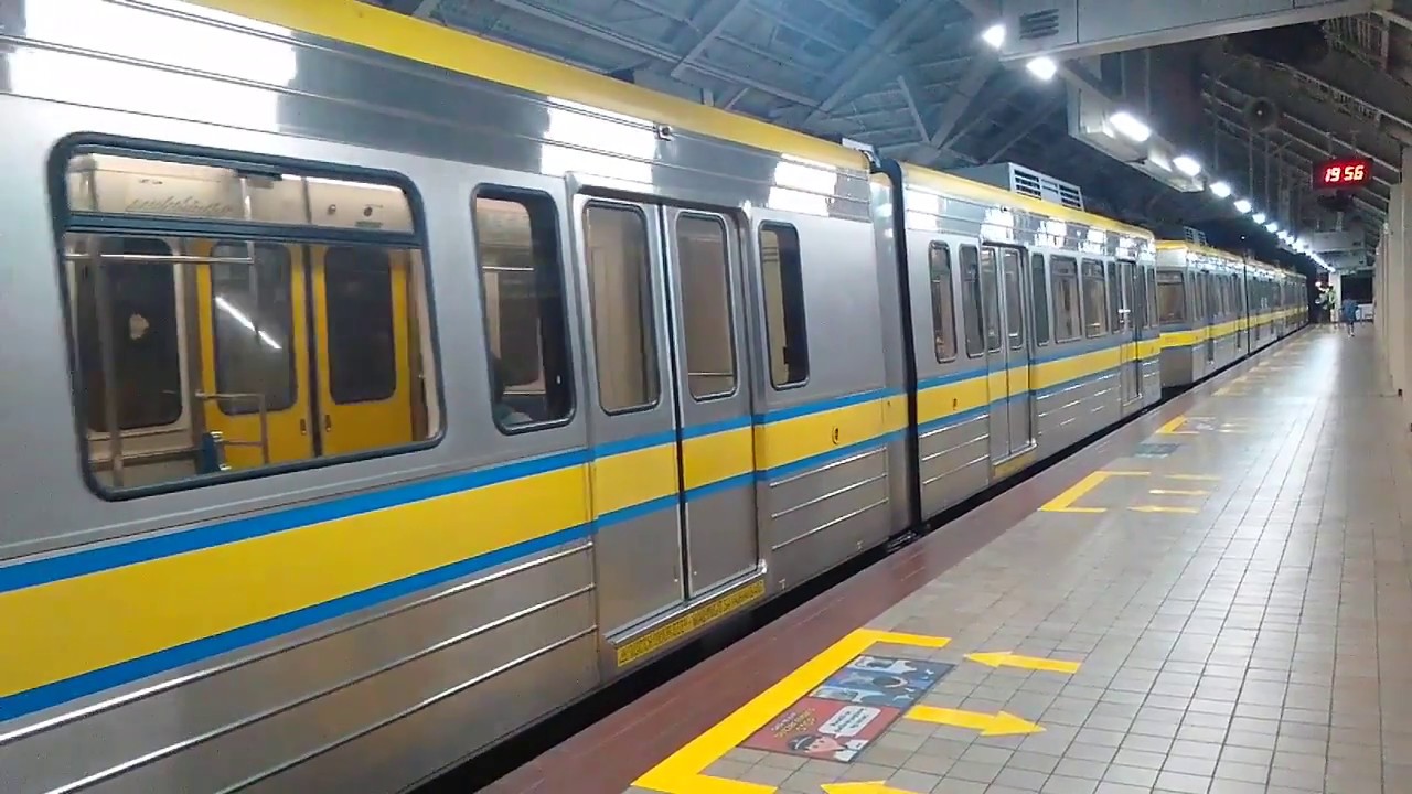 Southbound LRT LINE 1 Second Generation Train Departing the LRT Tayuman ...
