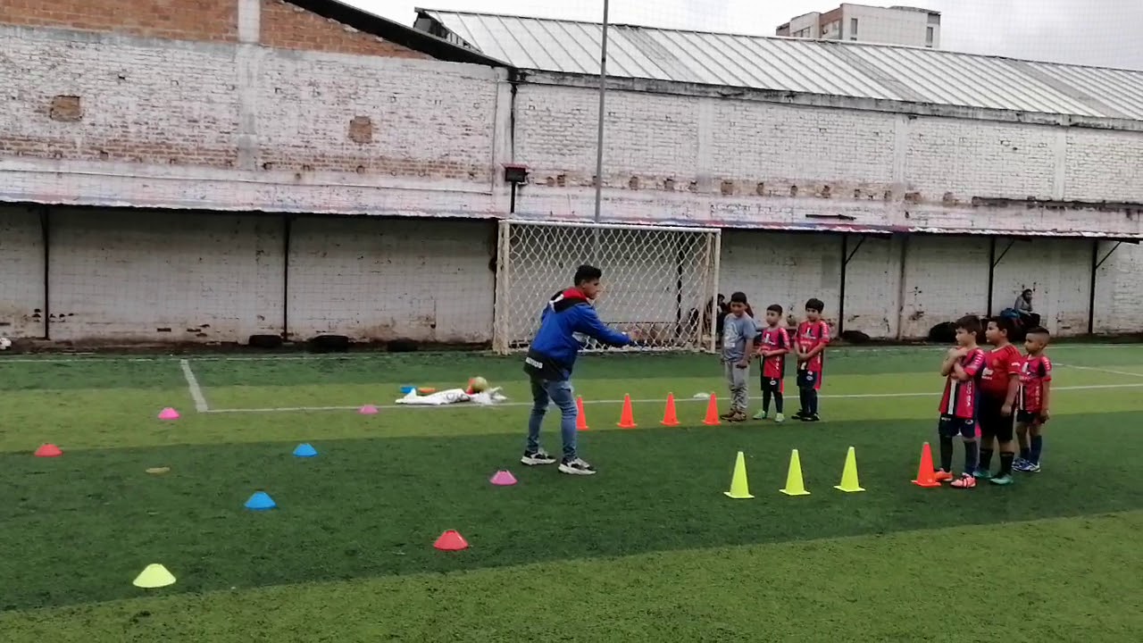 Juego fundamentos técnicos fútbol. Pase borde interno. - YouTube