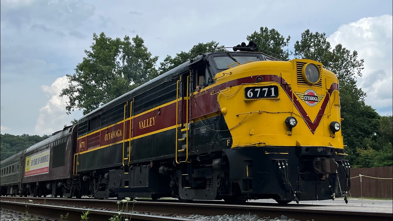 CVSR 6771 leads the National Park Scenic south - YouTube