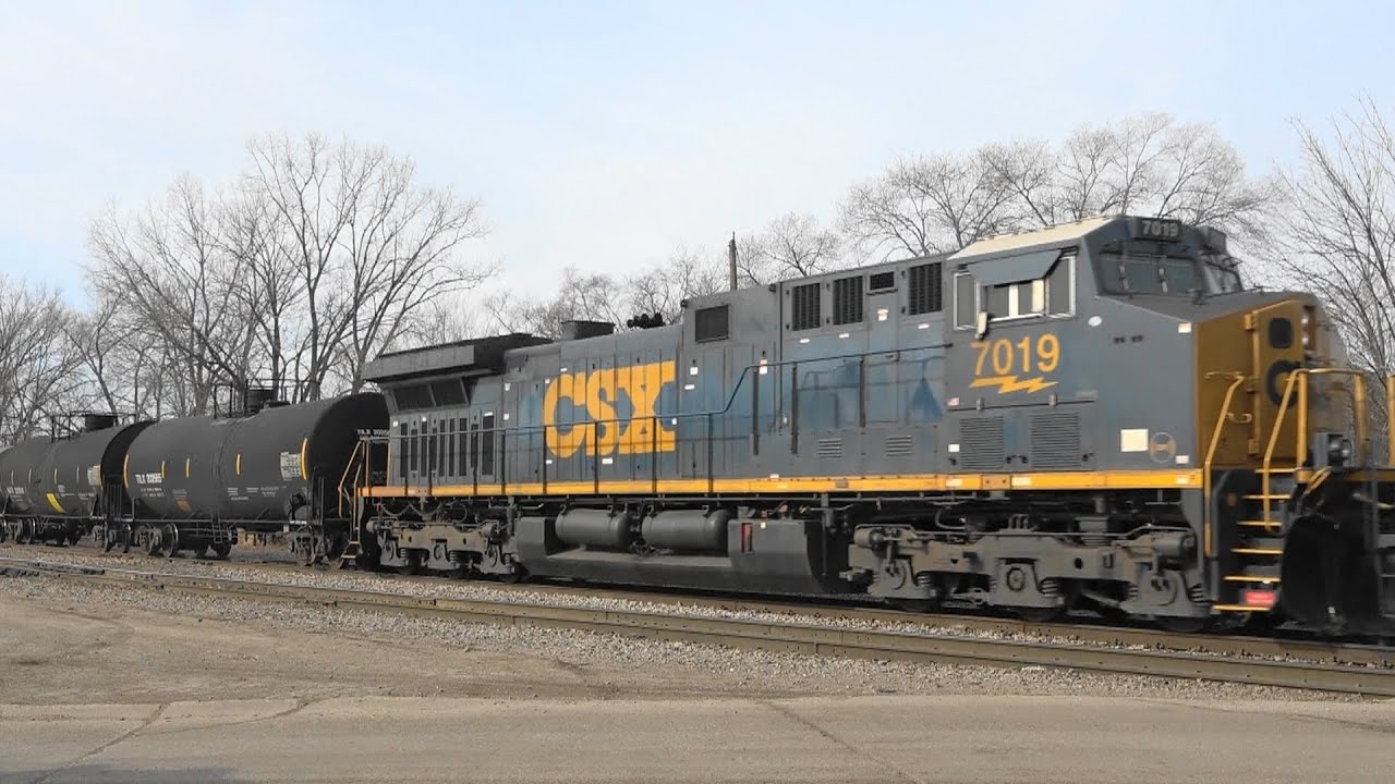 CP 9376 w/ CSX Leads Freight,Davenport, IA 2/3/2025 - YouTube