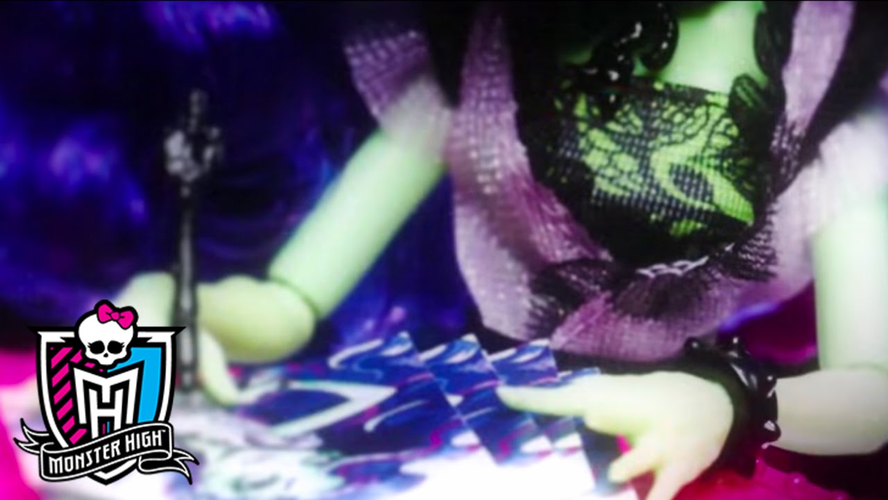 Meet Amanita Nightshade, Bloom of the Corpse Flower | Monster High ...
