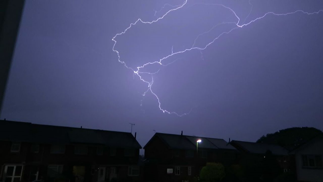 Thunder bolts and lightning. July 19 2017 West Sussex. Trueno - YouTube
