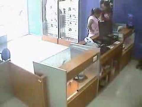 mujeres robando - YouTube